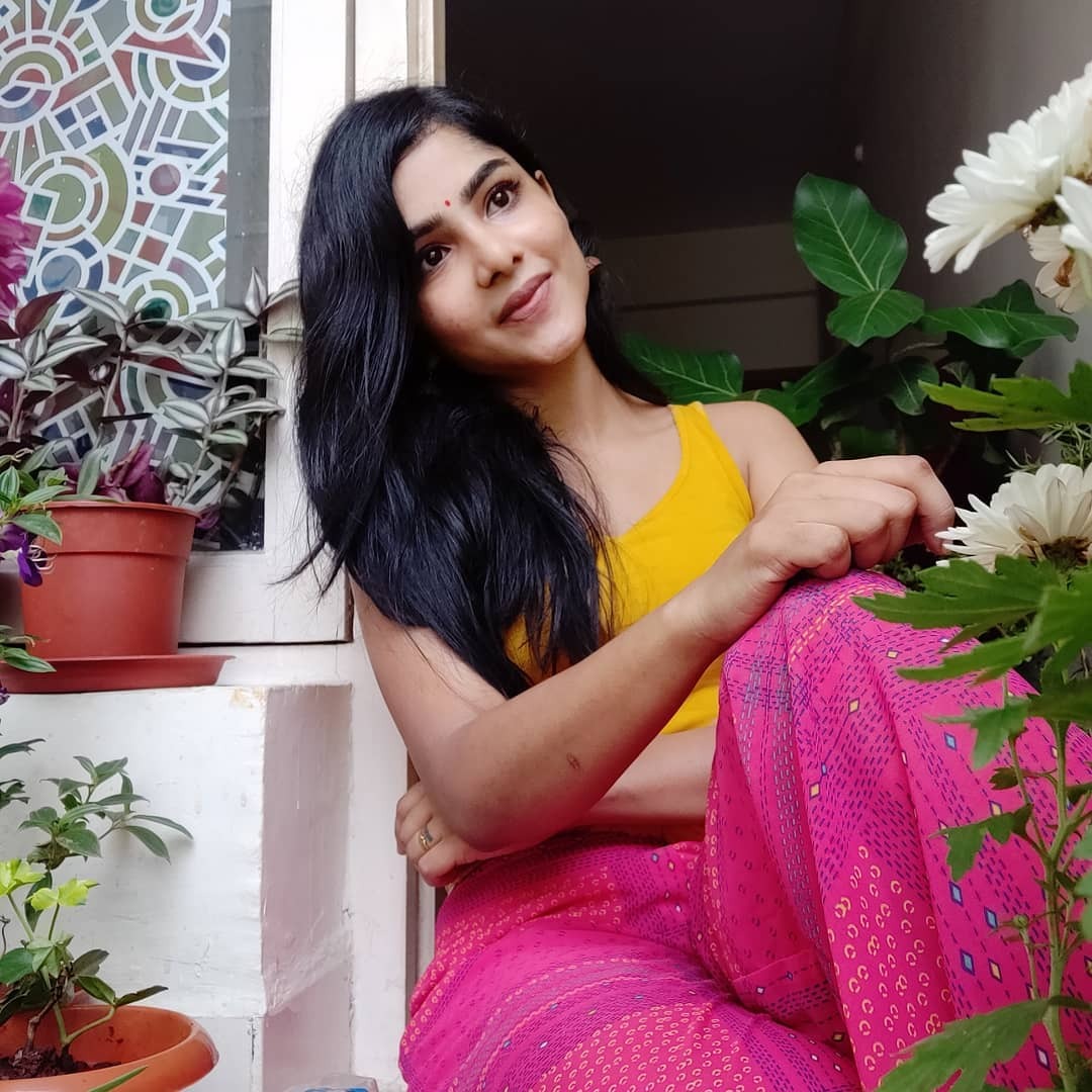 Actress Pavithra Lakshmi Hot Sexy Navel Show In Saree Photoshoot Stills ...