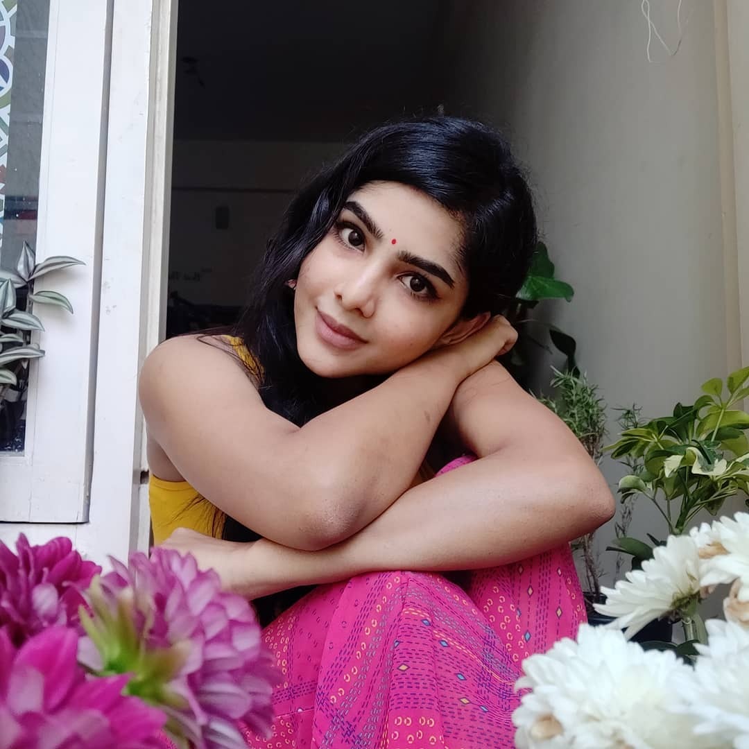 Actress Pavithra Lakshmi Hot Sexy Navel Show In Saree Photoshoot Stills ...